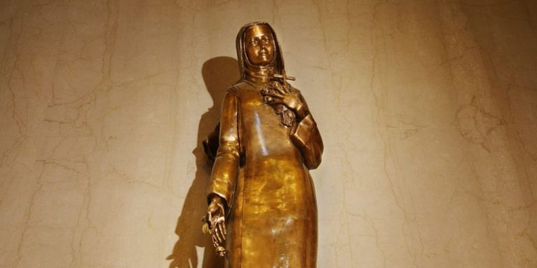 Veneration of the Relics of Saint Thérèse of the Child Jesus (Lisieux ...